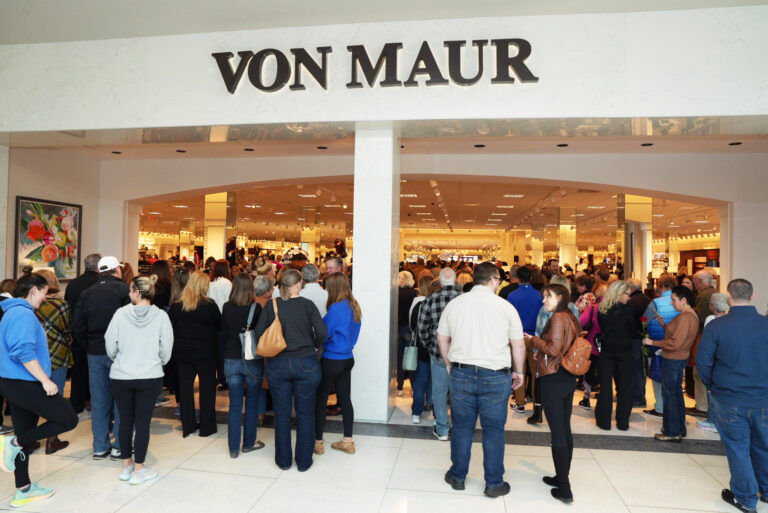 Von Maur opens doors of first store in Pennsylvania