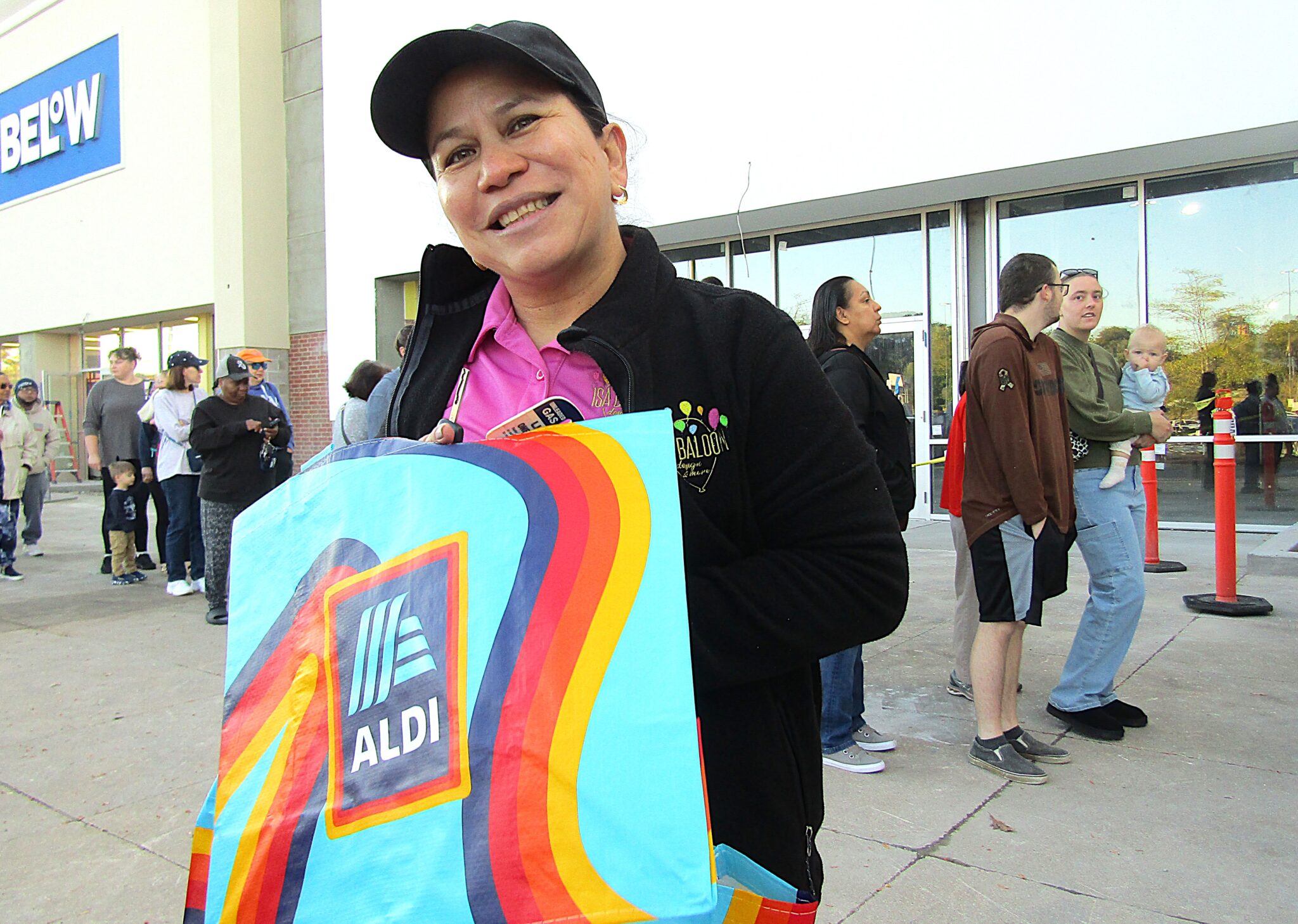 New Aldi grocery opens; hundreds of people crowd into store