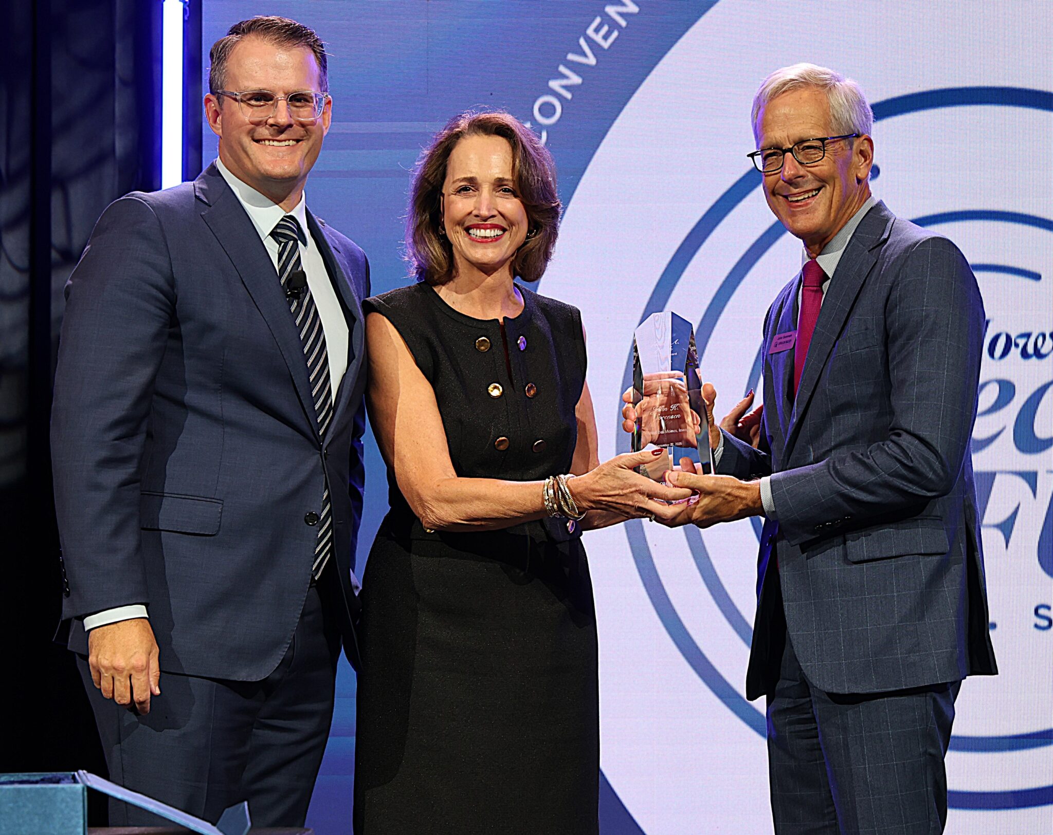 Iowa Bankers honor Sorensen with James A. Leach Award